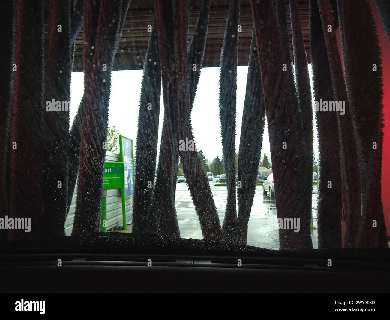 Auto waschen in einer Auto-Waschanlage Waschanlage *** Washing your car ...