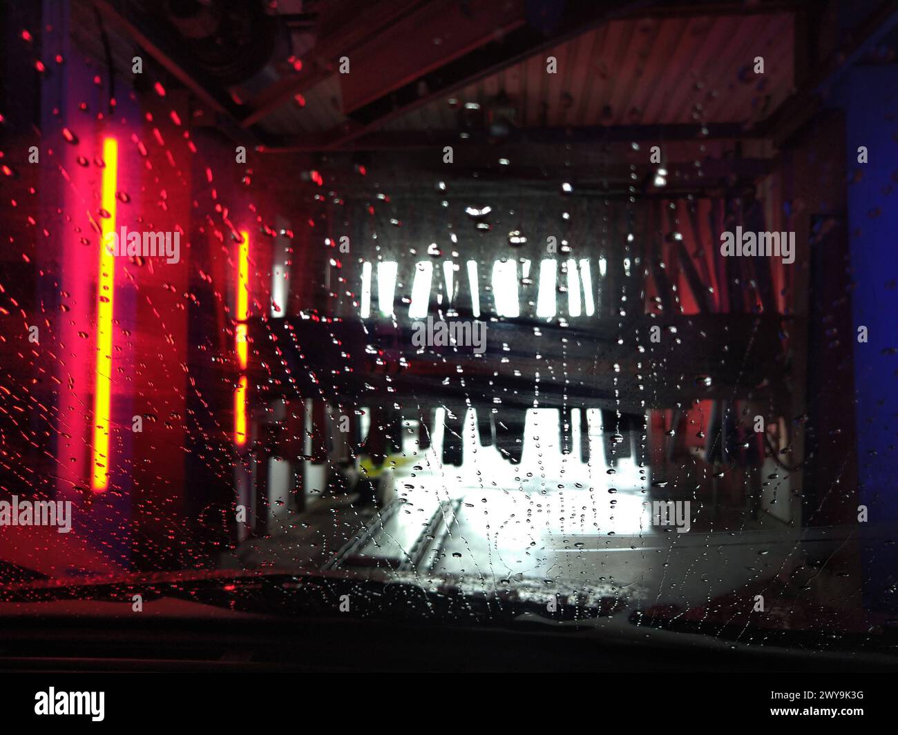 Auto waschen in einer Auto-Waschanlage Waschanlage *** Washing your car ...