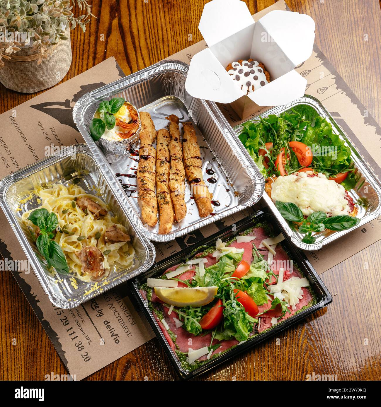 Takeaway containers hi-res stock photography and images - Alamy