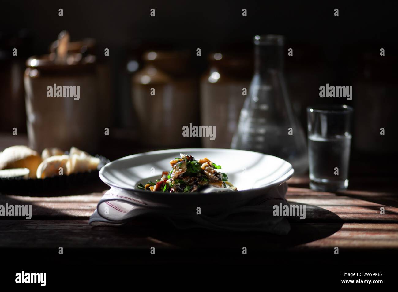 Dramatic lighting restaurant hi-res stock photography and images - Alamy