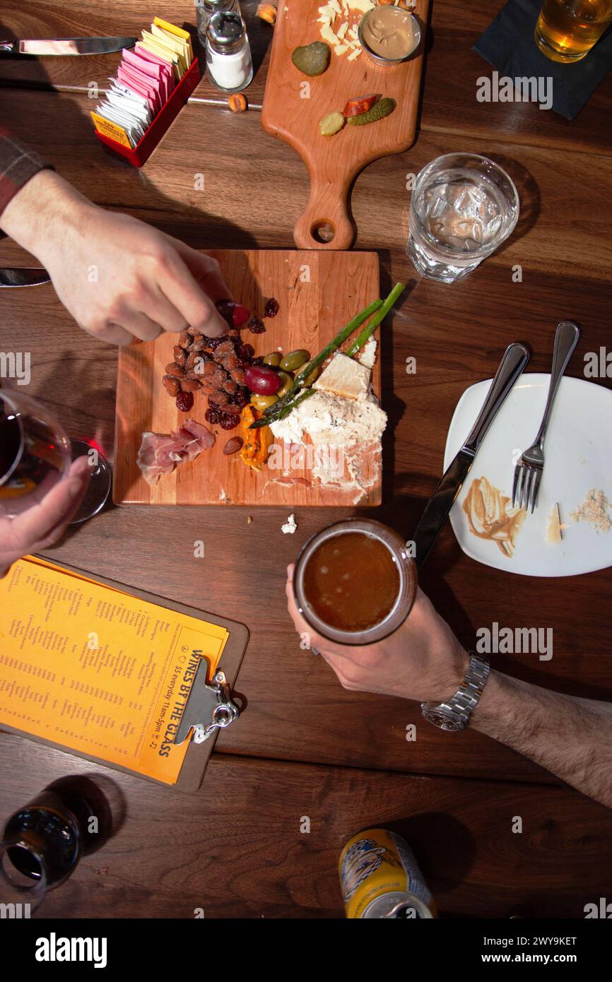 India wine and dine hi-res stock photography and images - Alamy