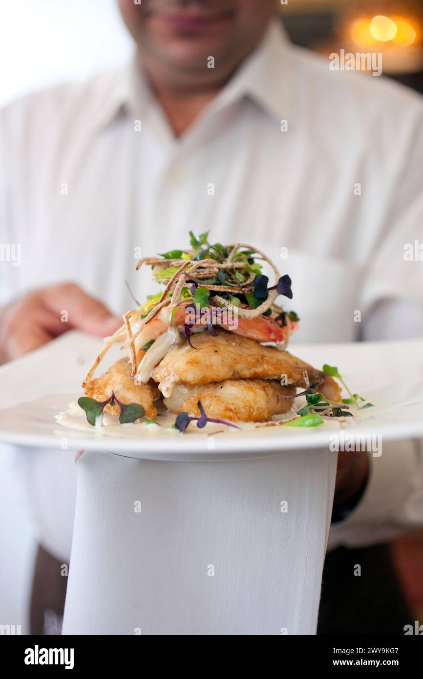 Restaurant server plates hi-res stock photography and images - Alamy
