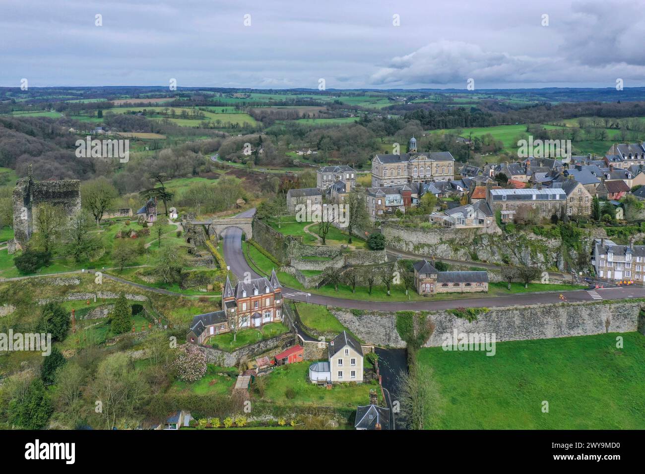 Luftaufnahme mittelalterliche Altstadt von Domfront, Domfront en ...