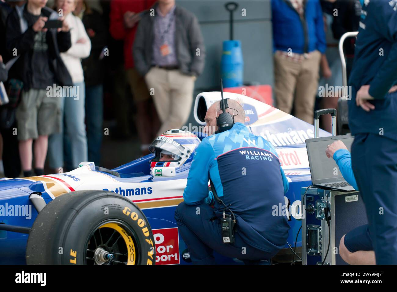 Williams Racing Team Pit Crew preparing the Williams FW19, to take part ...