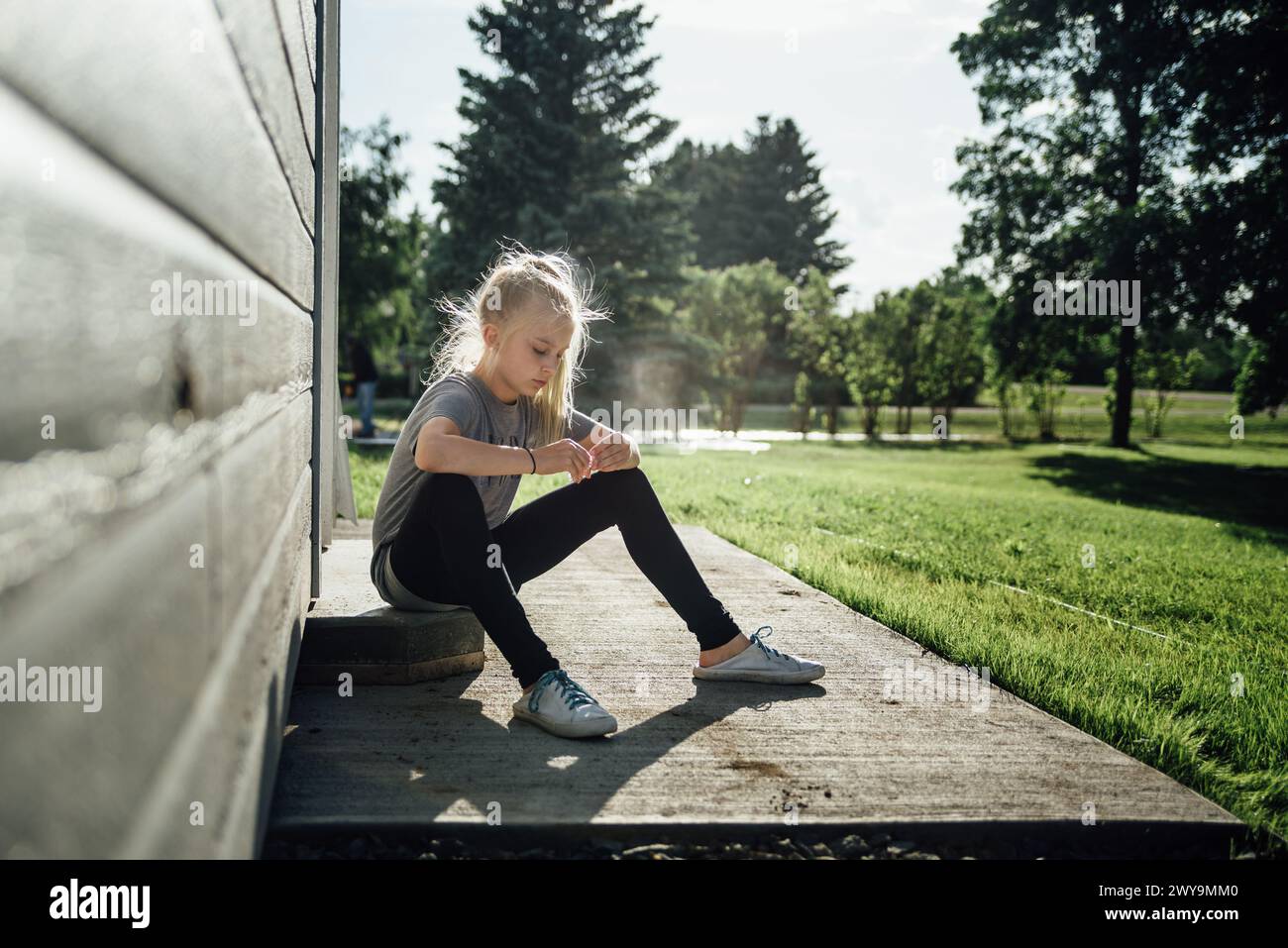 Girl sitting on step hi-res stock photography and images - Alamy