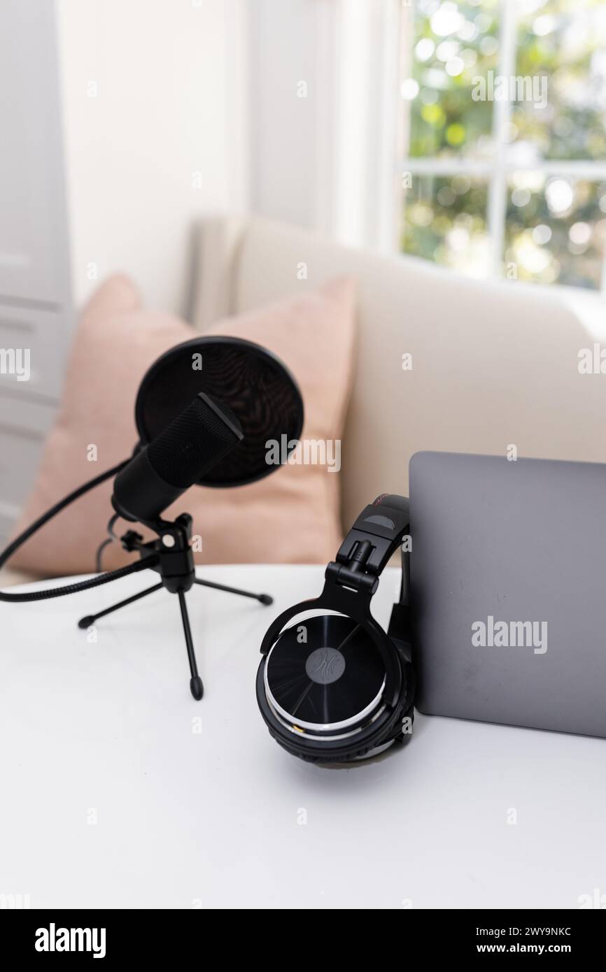 Podcast mic and headphones with laptop Stock Photo - Alamy