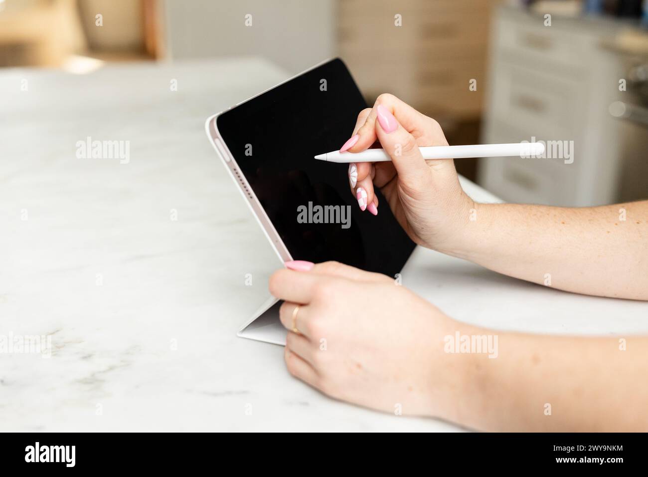 Tablet stylus close up screen hi-res stock photography and images - Alamy