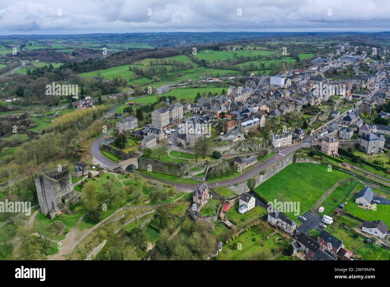 Luftaufnahme mittelalterliche Altstadt von Domfront, Domfront en ...