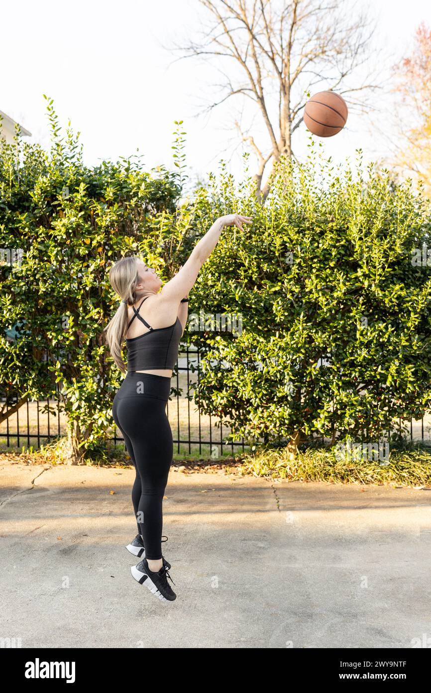 Dynamic female basketball athlete hi-res stock photography and images ...