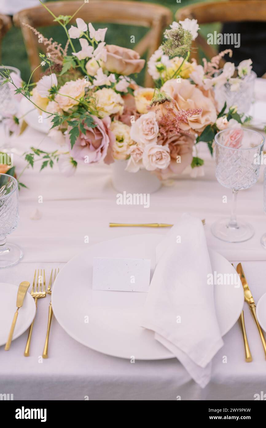 Gold place place setting hi-res stock photography and images - Alamy