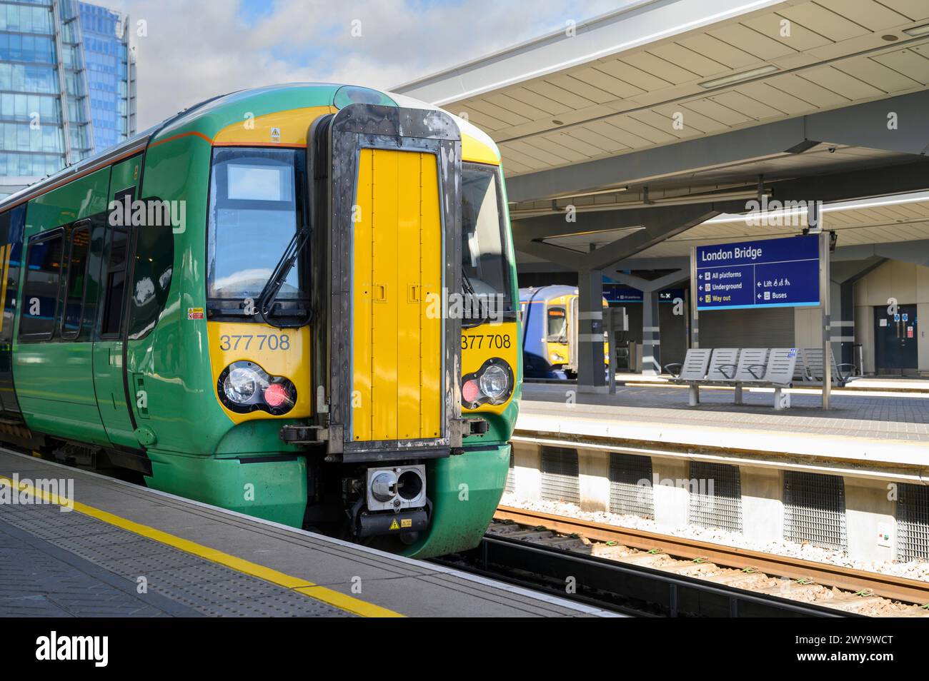 Southern train waiting at London Bridge railway station, London ...