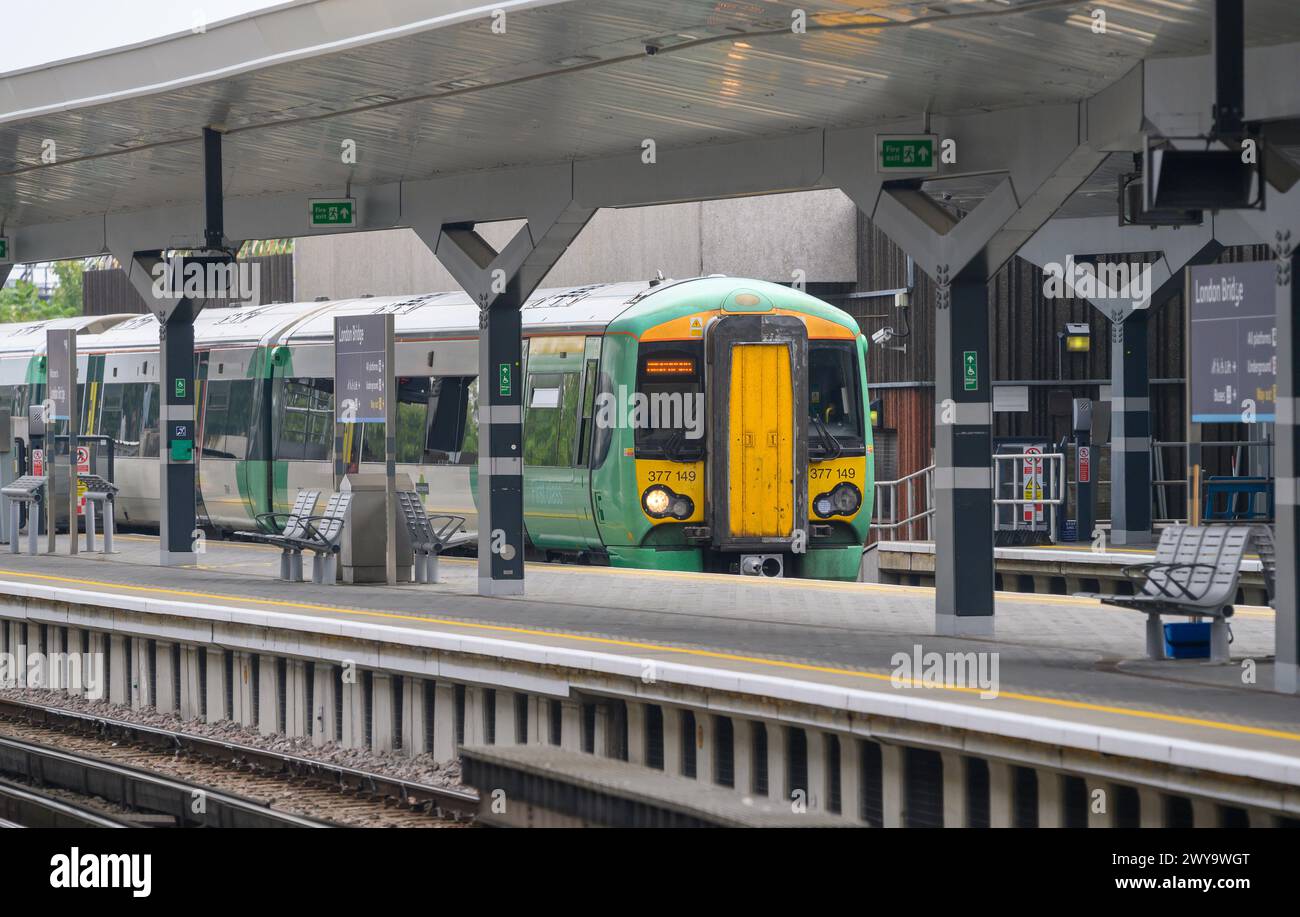 Southern train waiting at London Bridge railway station, London ...