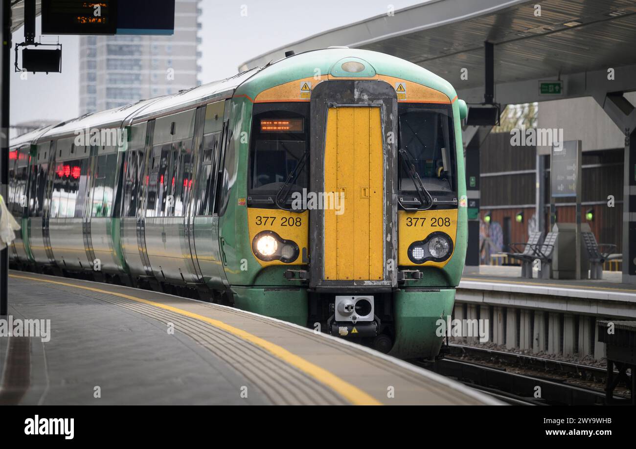 Southern train waiting at London Bridge railway station, London ...