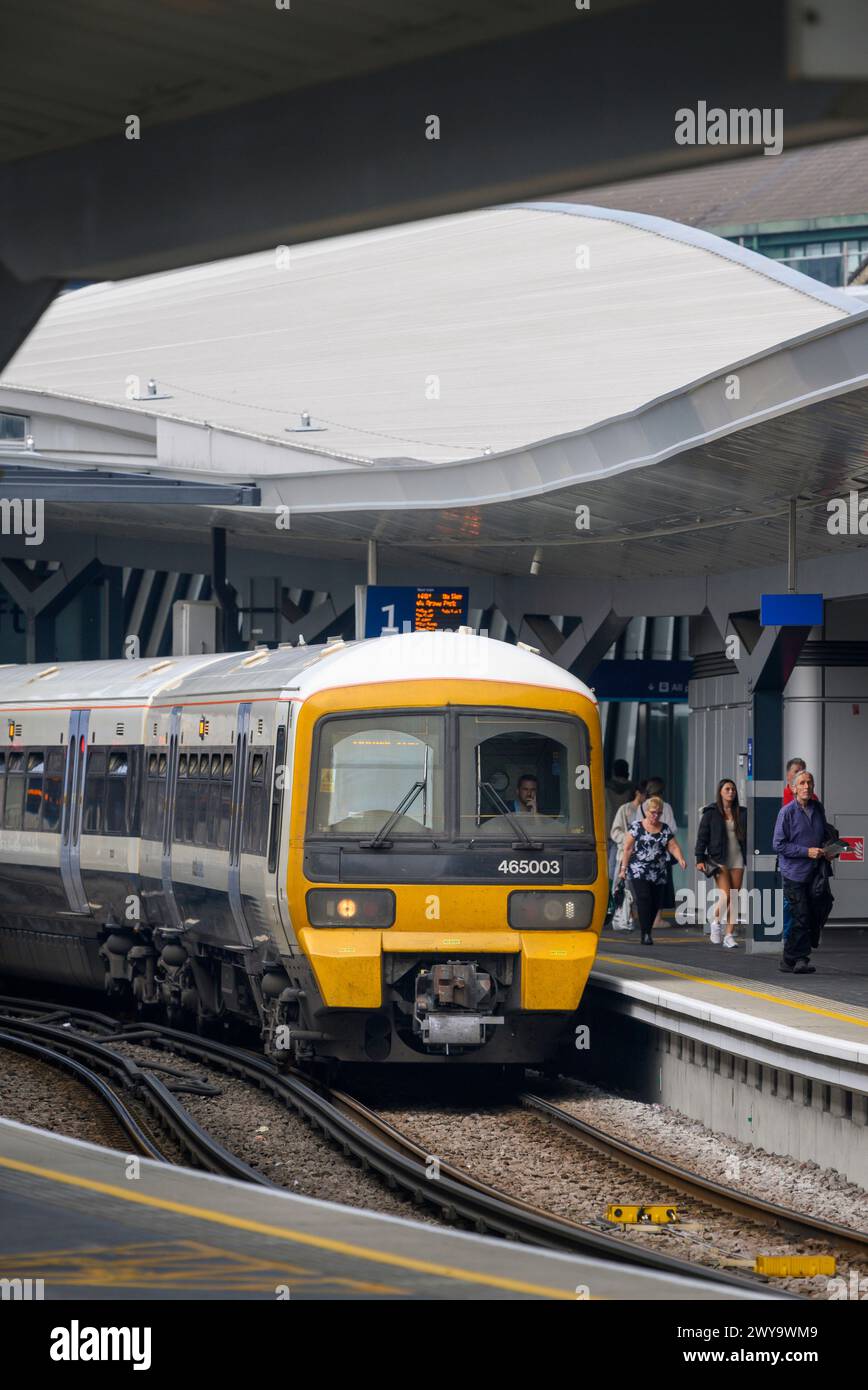 Class 465 Southeastern passenger train at London Bridge railway station ...