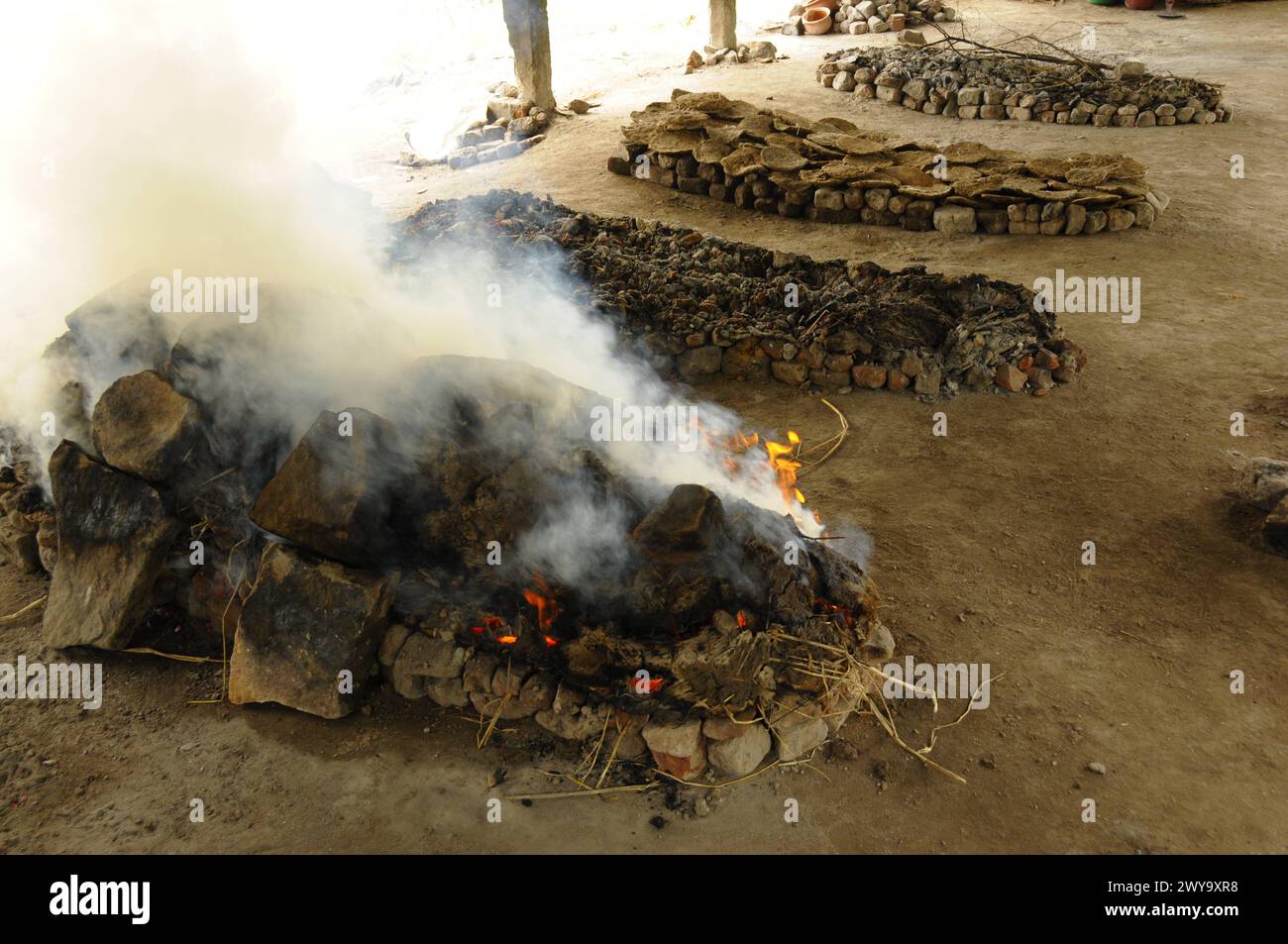 Hinduistische feuerbestattung hi-res stock photography and images - Alamy