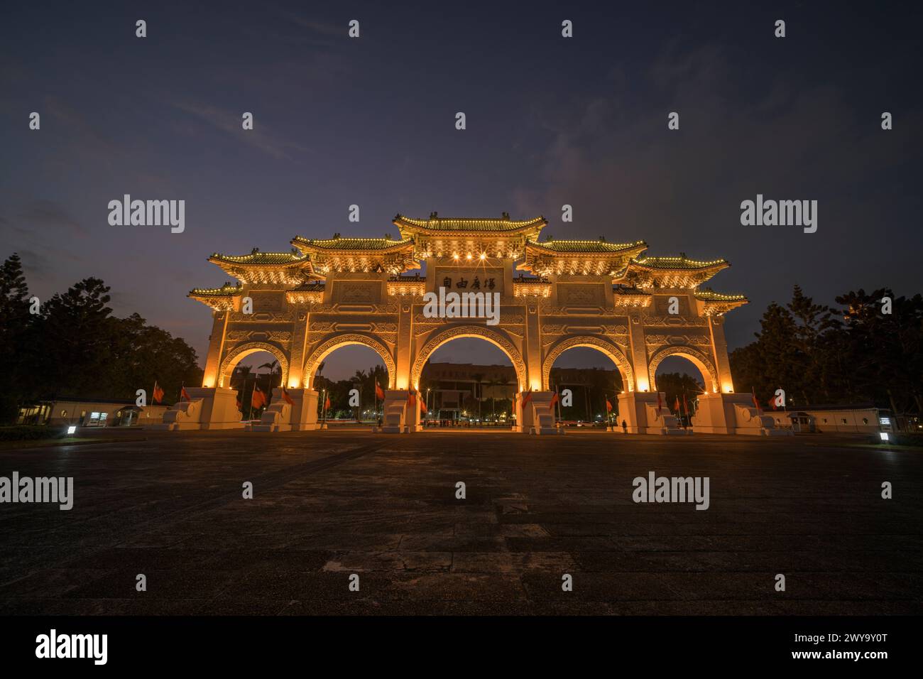 Traditional gate architecture hi-res stock photography and images - Alamy