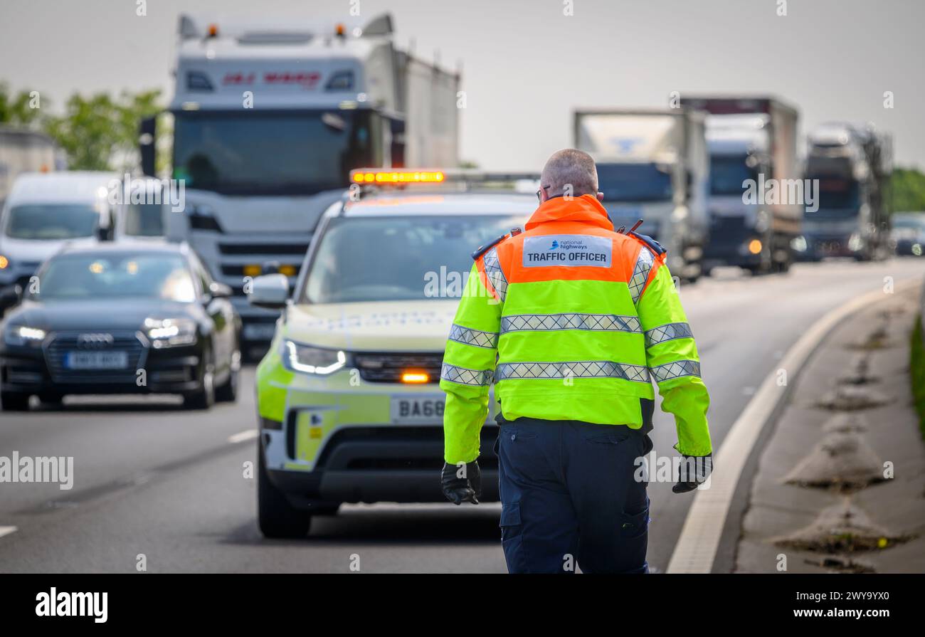 Traffic officer attending breakdown hi-res stock photography and images ...