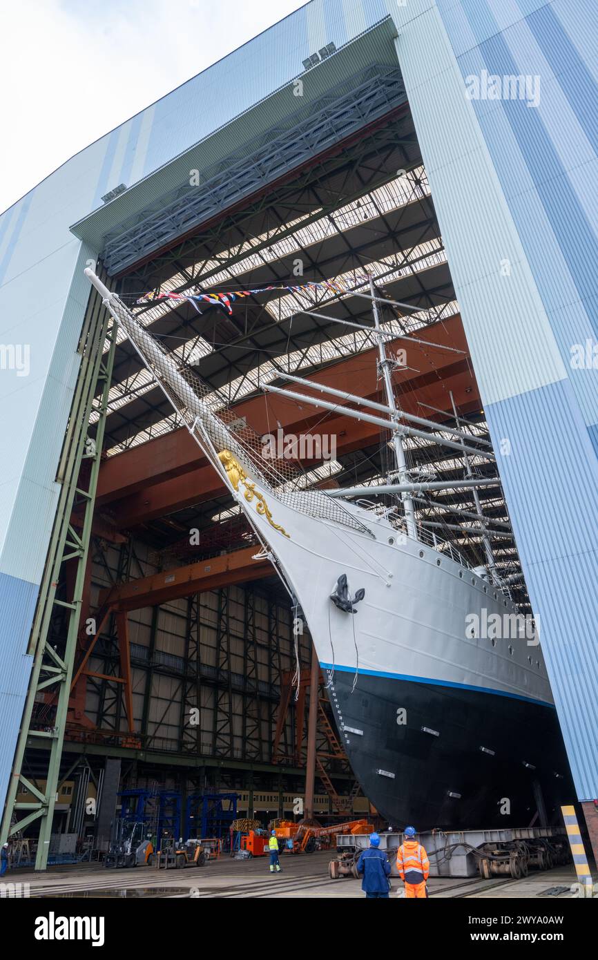Stralsund, Germany. 05th Apr, 2024. The "Gorch Fock 1" has left the ...