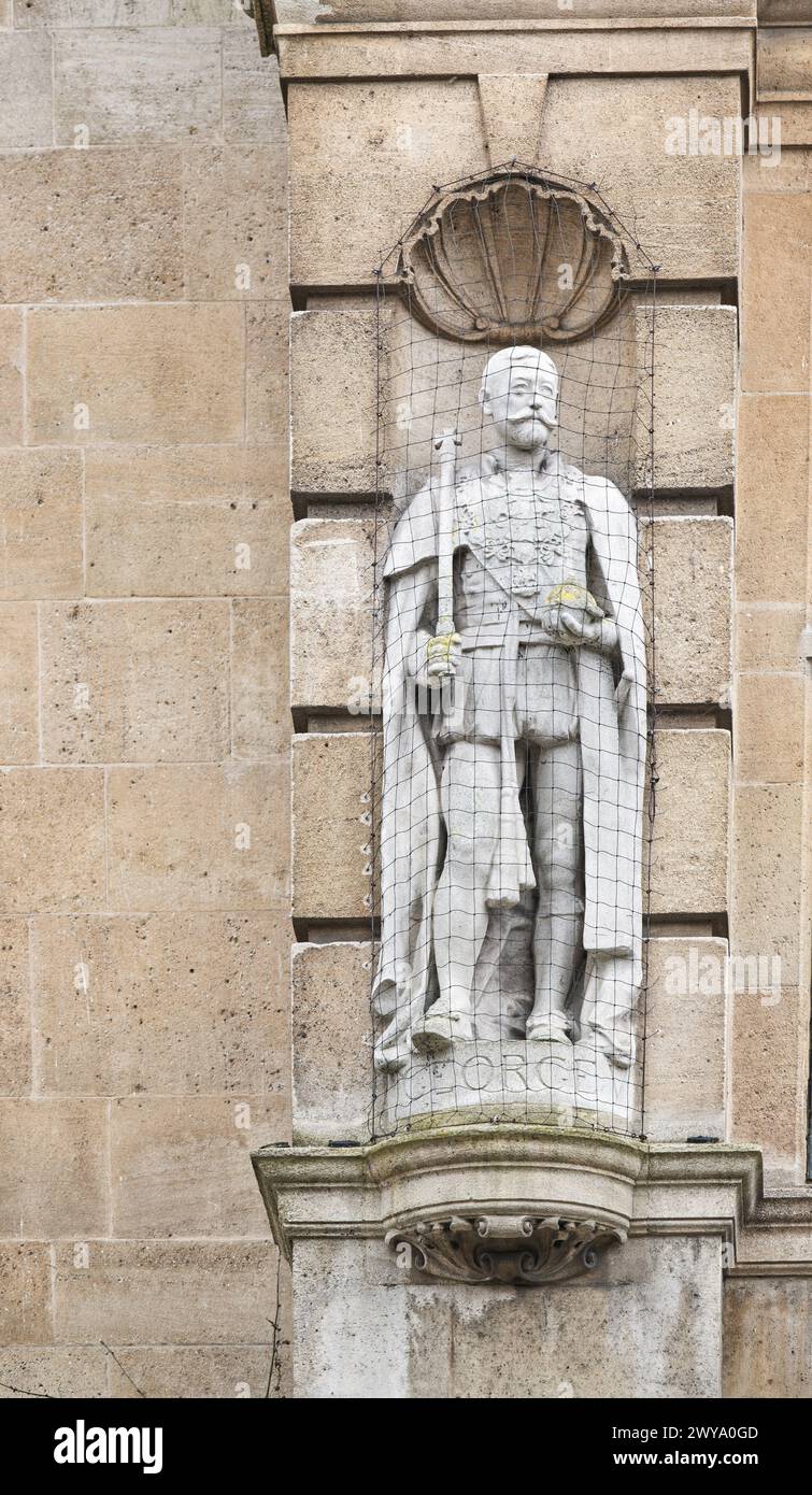 Statue, of king George V, on an outside wall of Oriel College ...