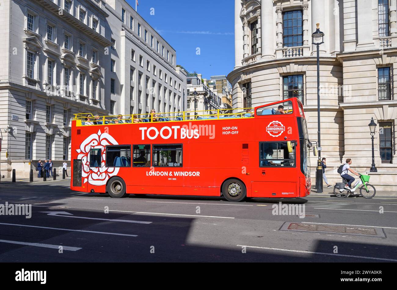 London hop on hop off bus hi-res stock photography and images - Alamy
