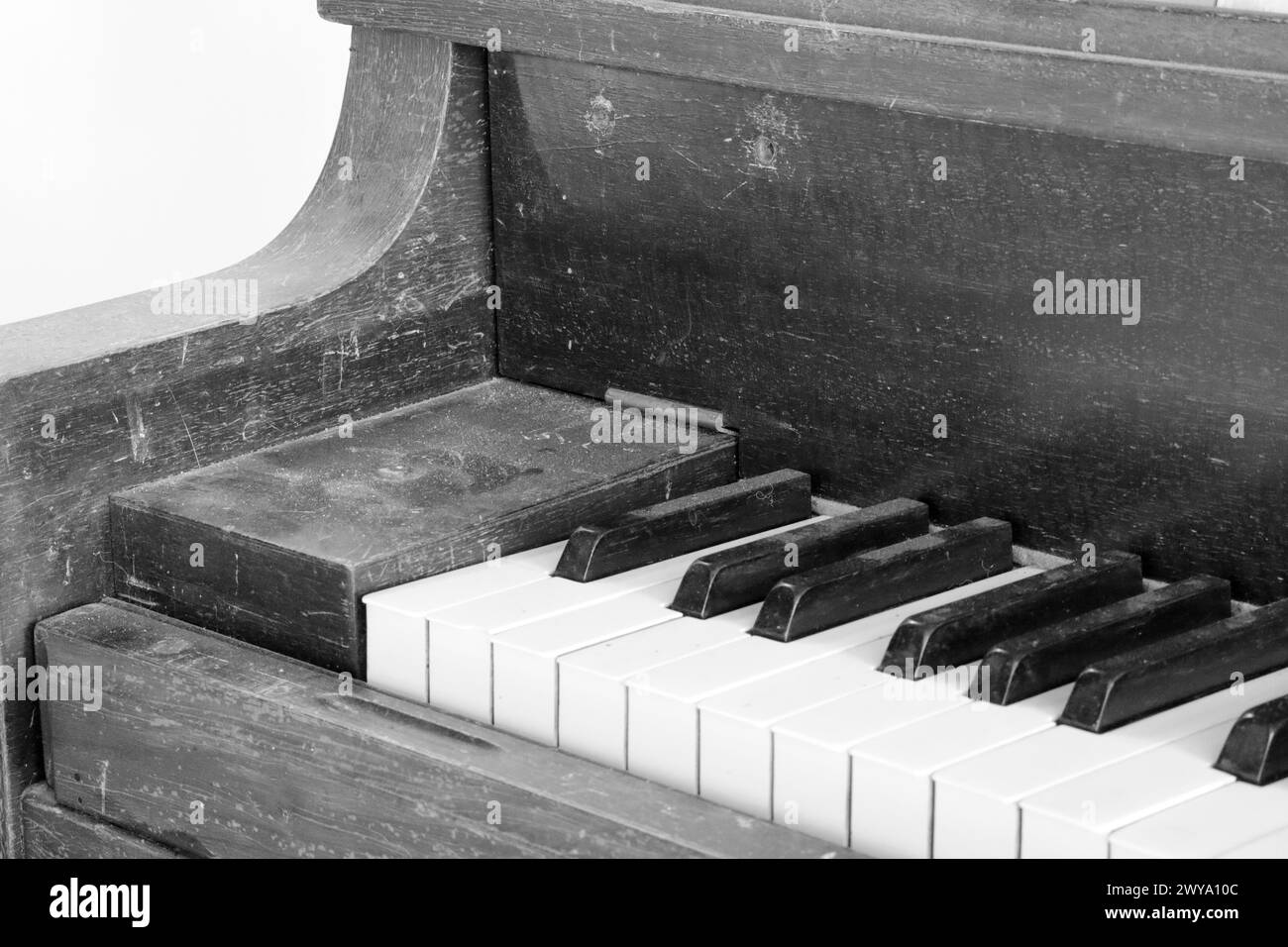 Retro piano hi-res stock photography and images - Alamy