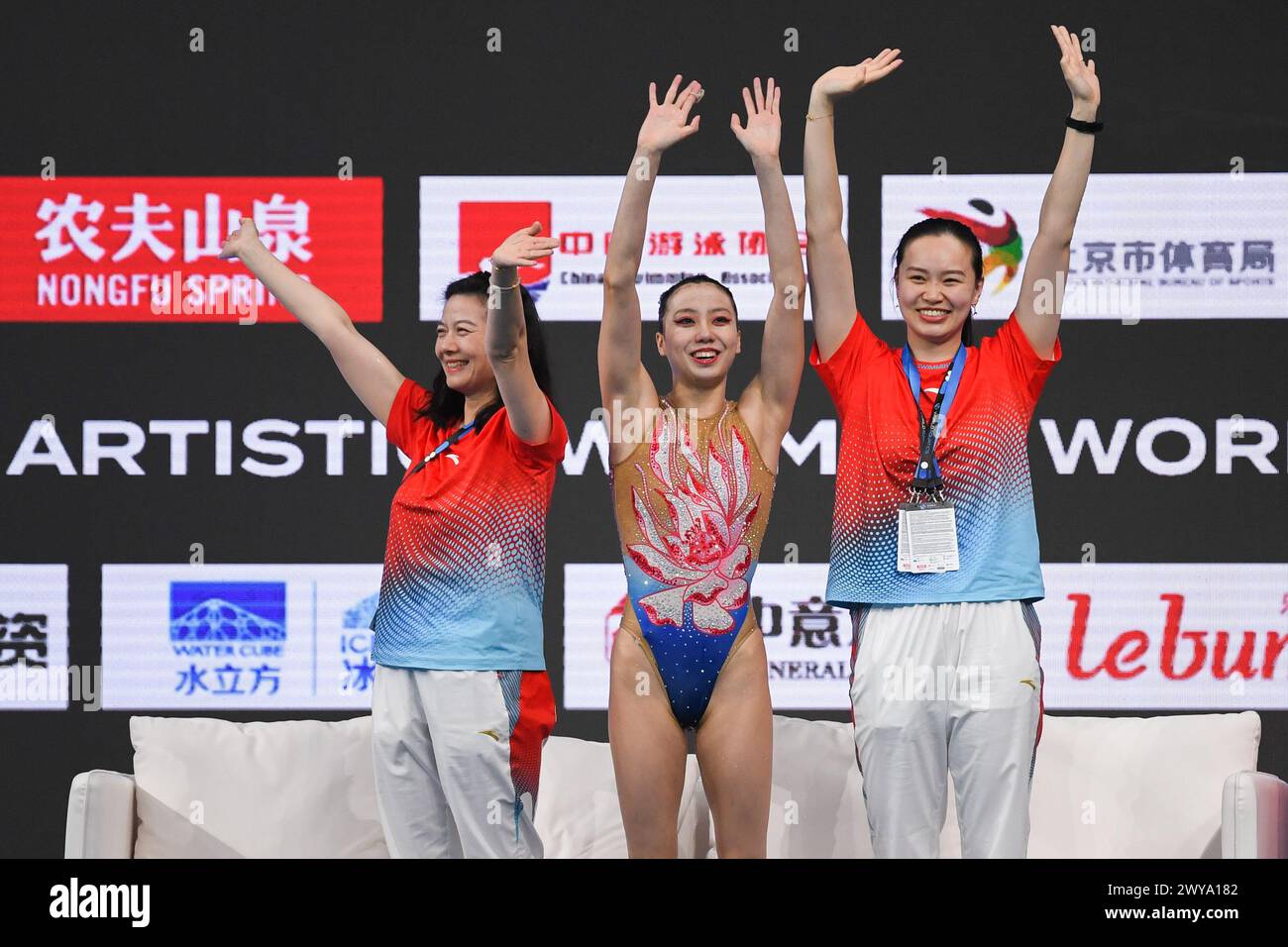 (240405) -- BEIJING, April 5, 2024 (Xinhua) -- Xu Huiyan (C) of China ...