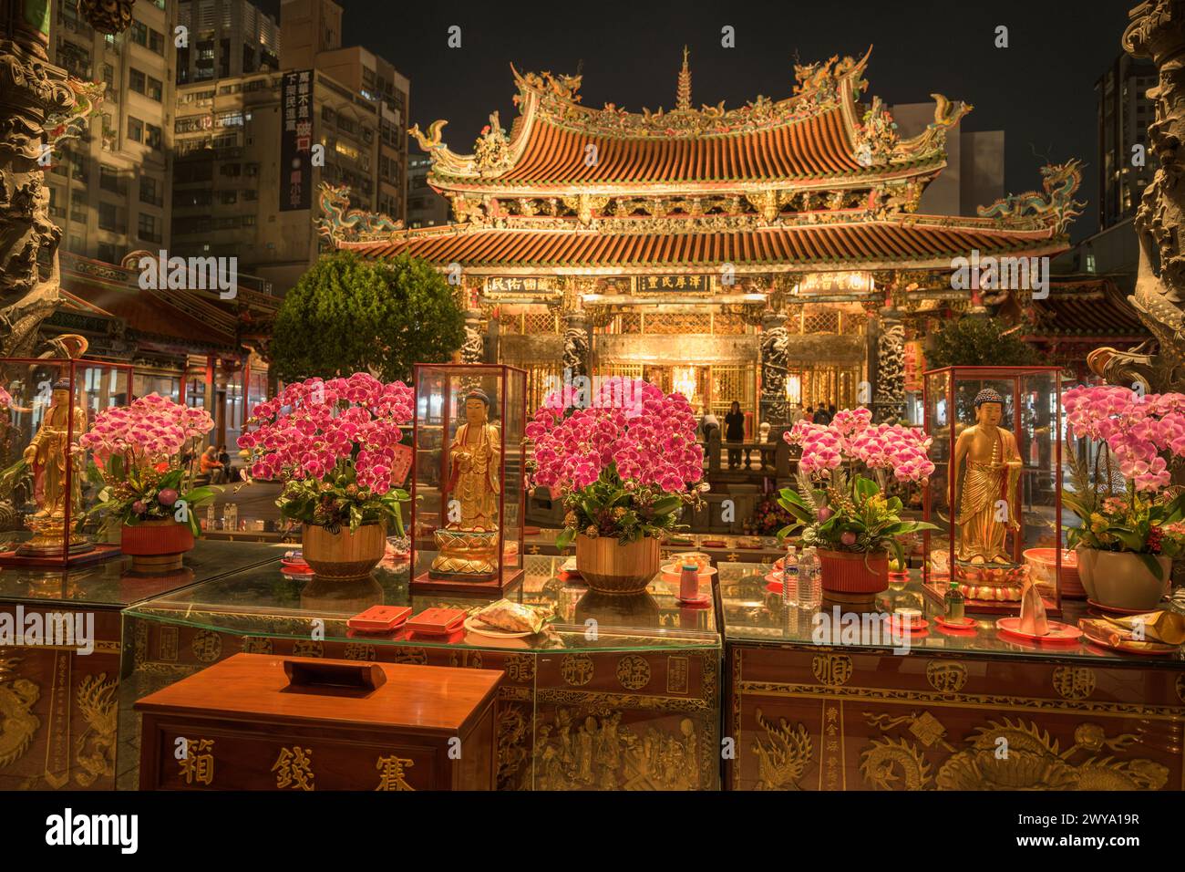 Chinese temple statues hi-res stock photography and images - Alamy