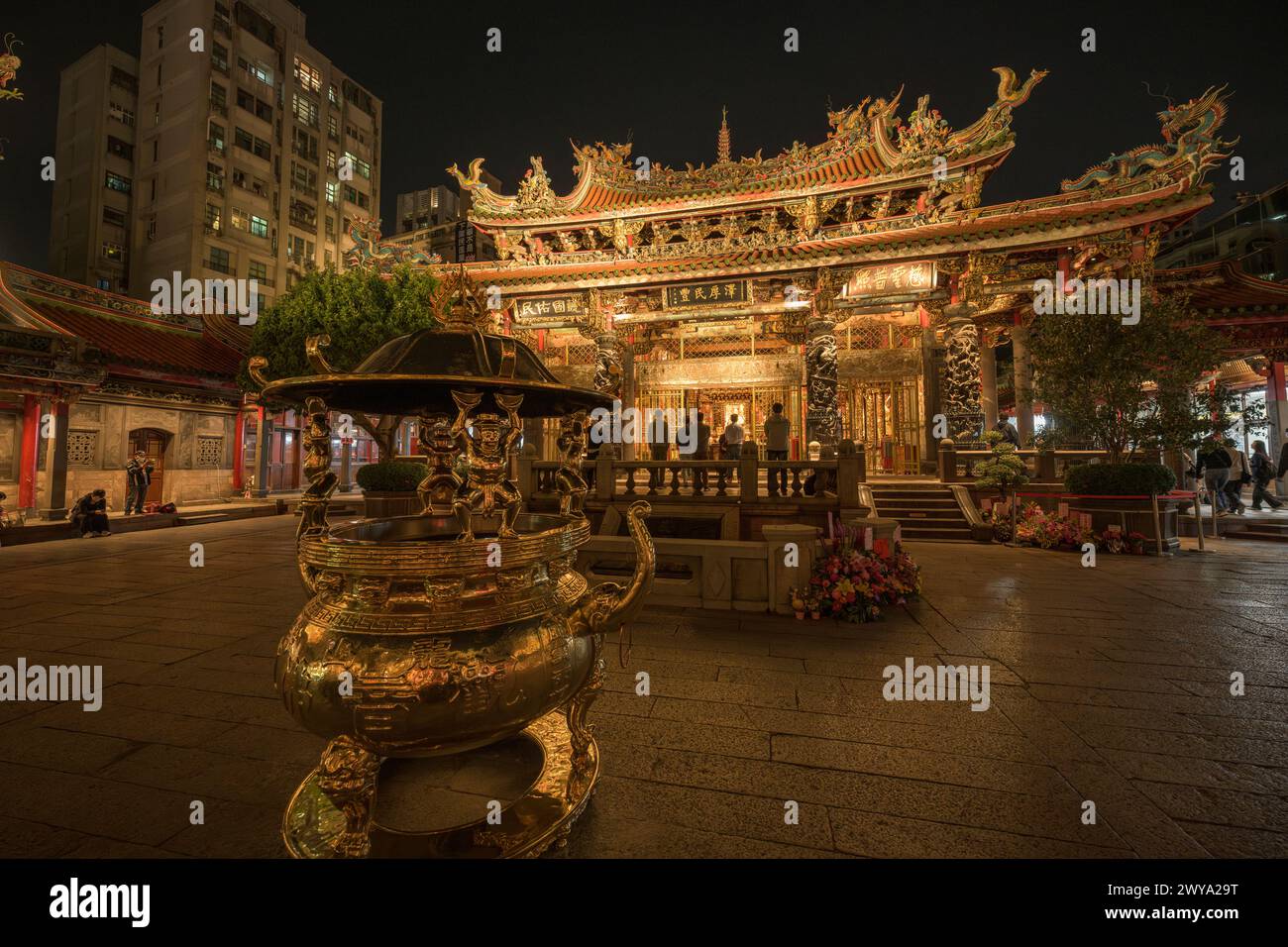 Chinese temple statues hi-res stock photography and images - Alamy