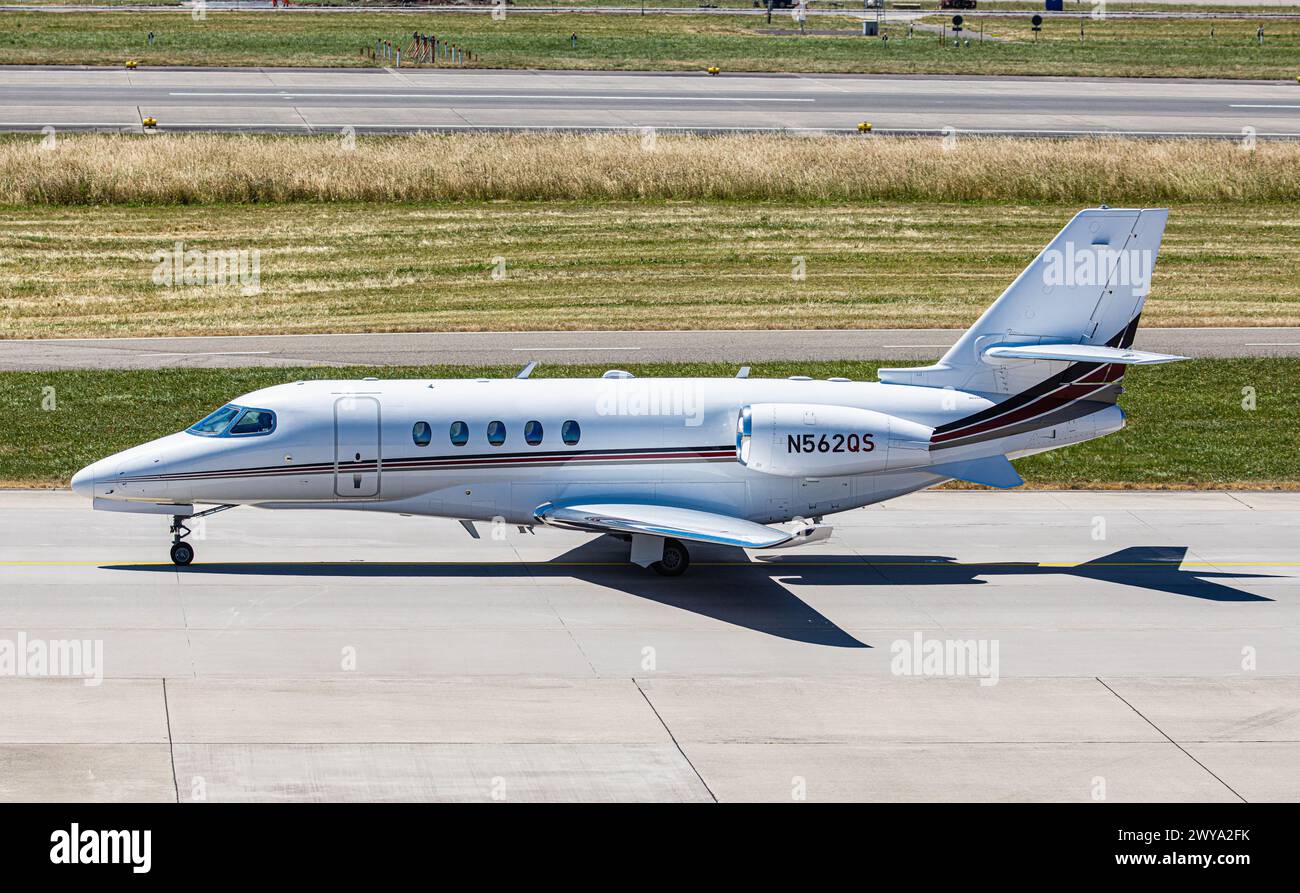 Eine Cessna 680A Citation Latitude von Netjets rollt nach der Landung ...