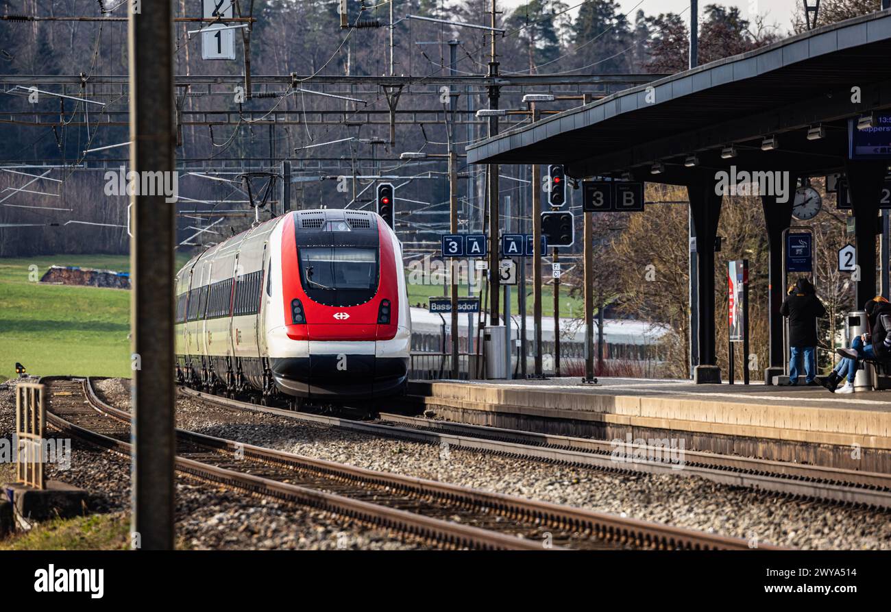 Ein SBB Intercity-Neigezug (ICN) mit der Bezeichnung SBB RABDe 500 ...
