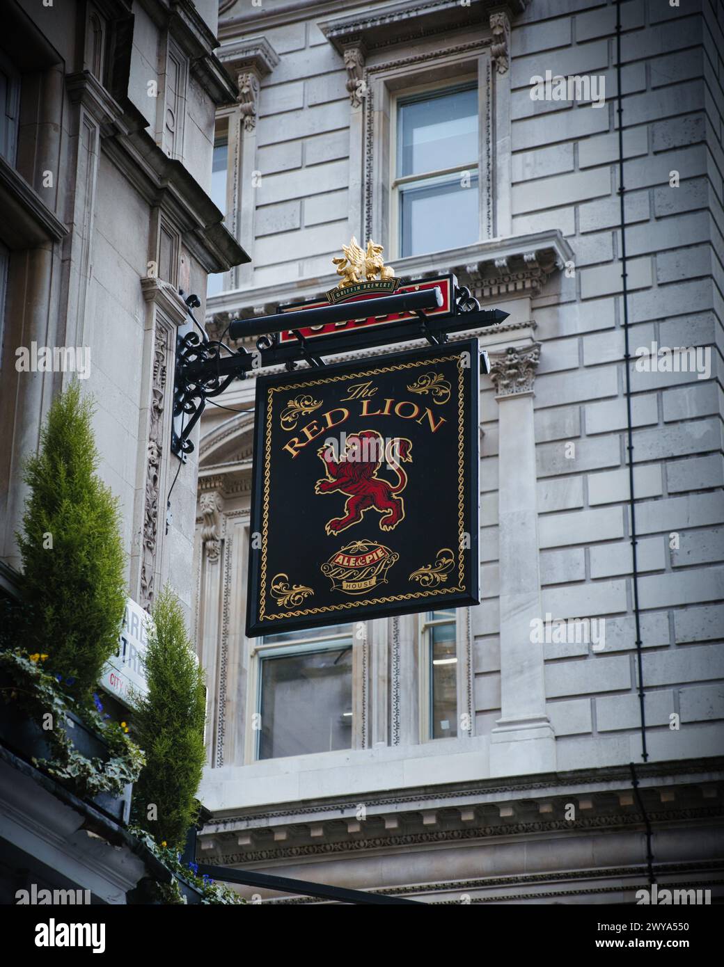 red lion pub Stock Photo - Alamy