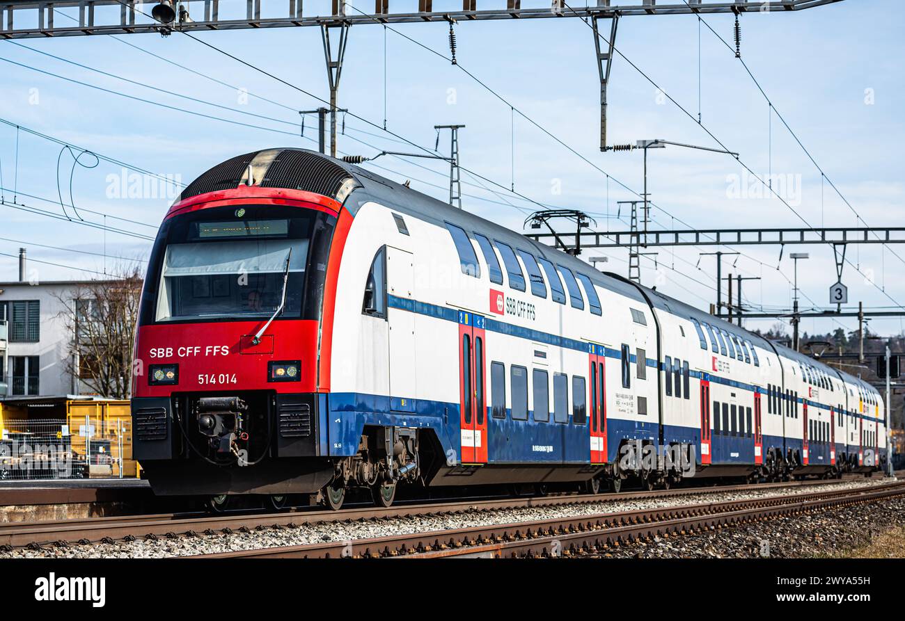 Eine Zürcher S-Bahn der Linie S24 (S-Bahn 24) vom Typ SBB RABe 514 ...