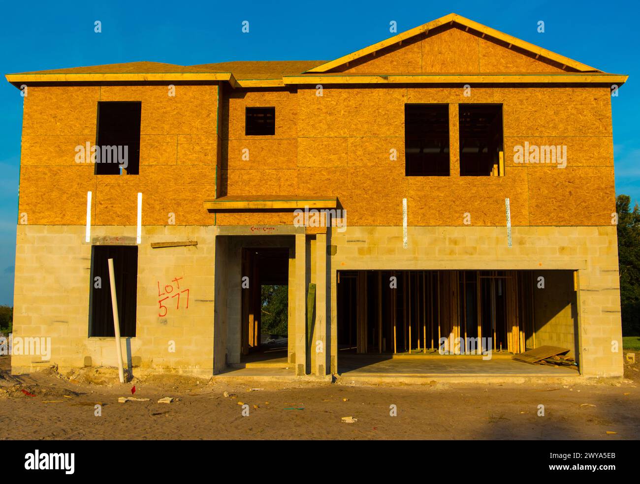 Two story concrete building hi-res stock photography and images - Alamy