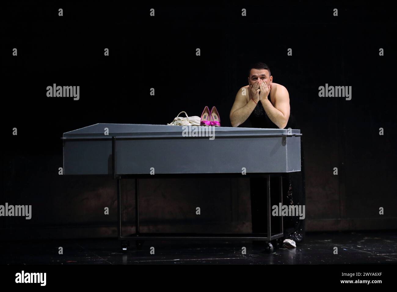 Taner Sahintürk als Dincer während der Fotoprobe für das Stück Unser ...