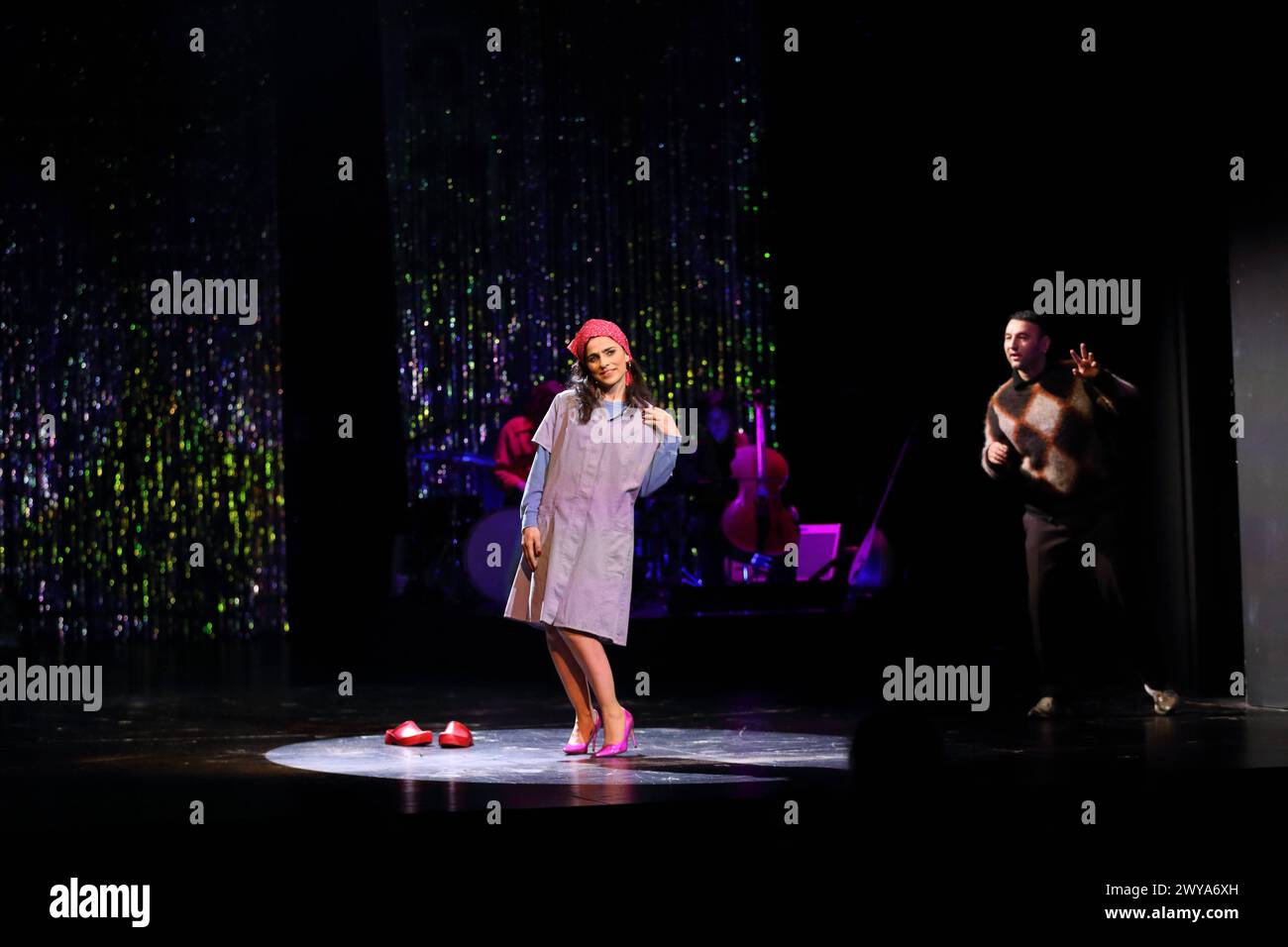 Sesede Terziyan als Fatma und Taner Sahintürk als Dincer während der ...