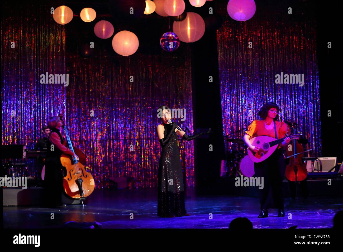 Claire Cross, Sesede Terziyan als Fatma und Cham Saloum, v.l., während ...