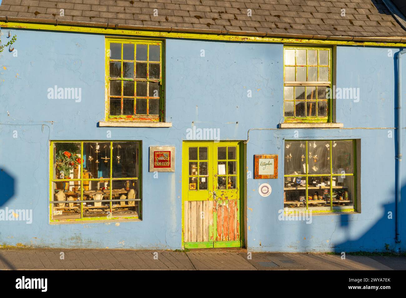 Colourful shop fronts hi-res stock photography and images - Alamy