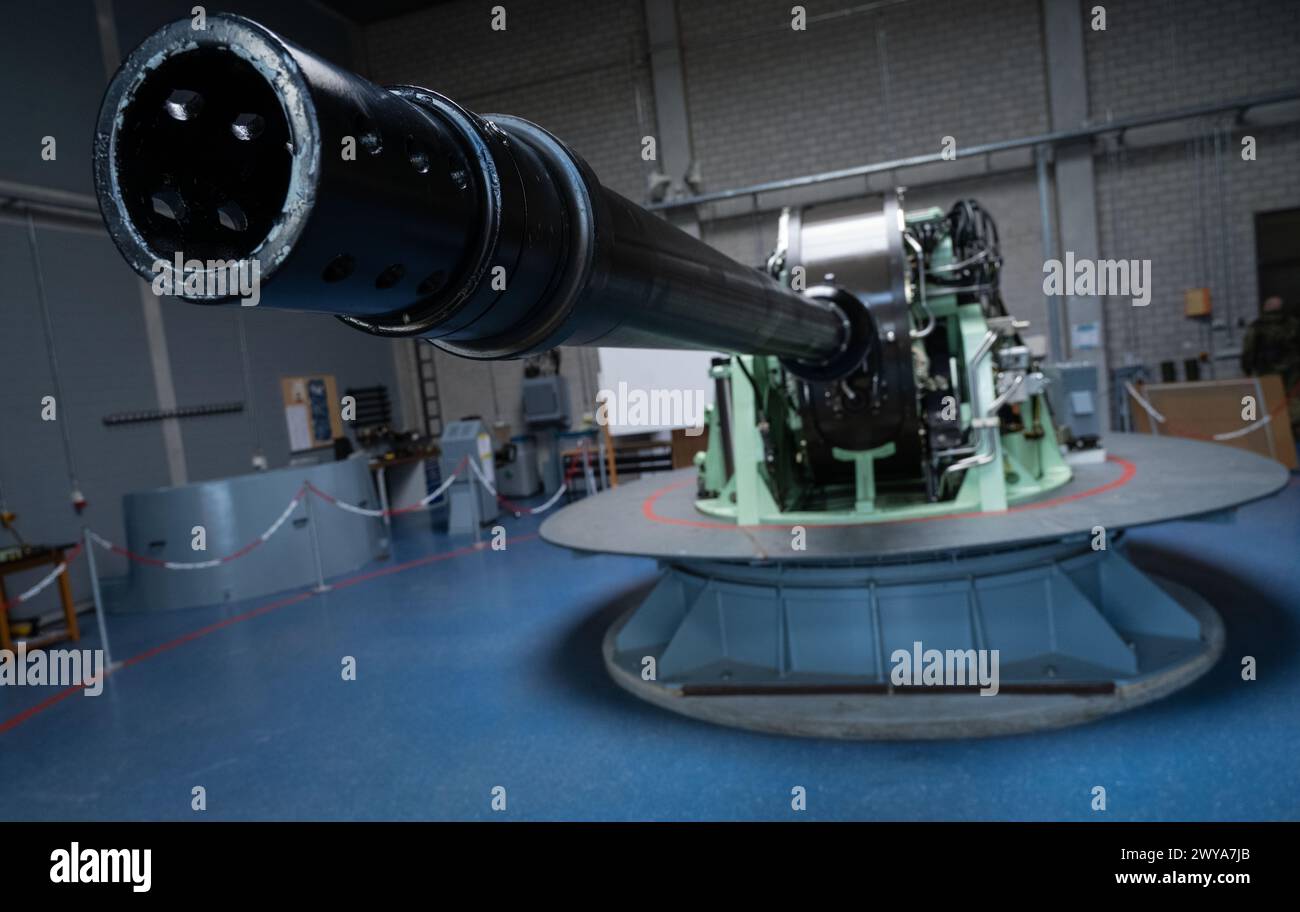 Oto melara 76 hi-res stock photography and images - Alamy