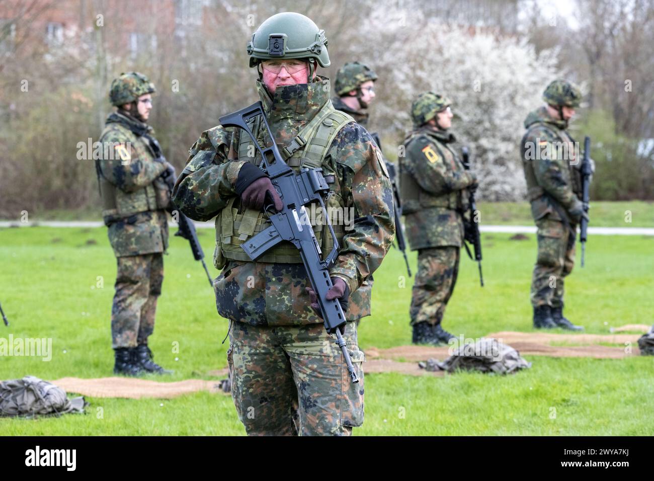 Navy military training instructor hi-res stock photography and images ...