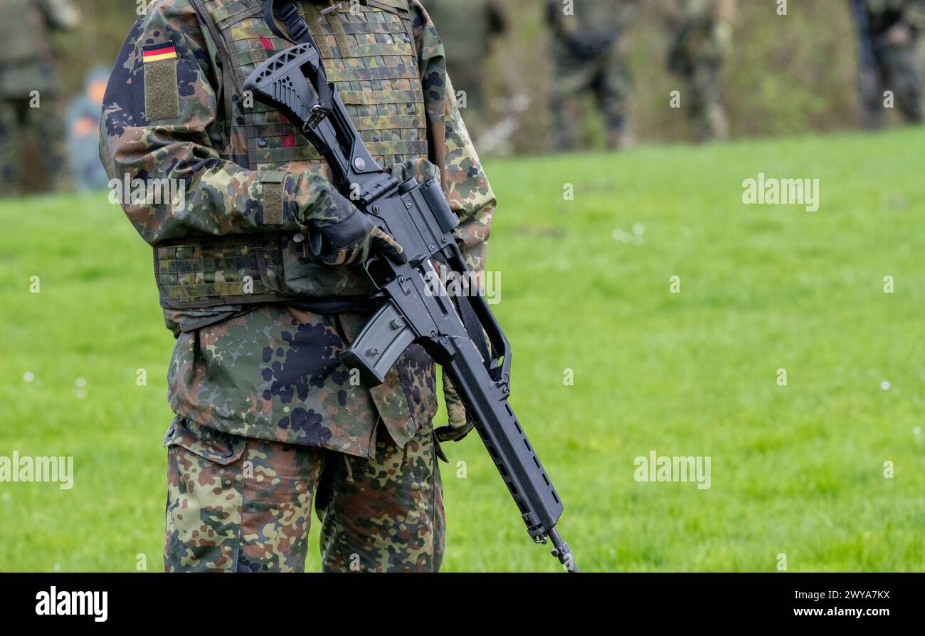 Parow, Germany. 03rd Apr, 2024. Soldiers in basic training hold the G36 ...