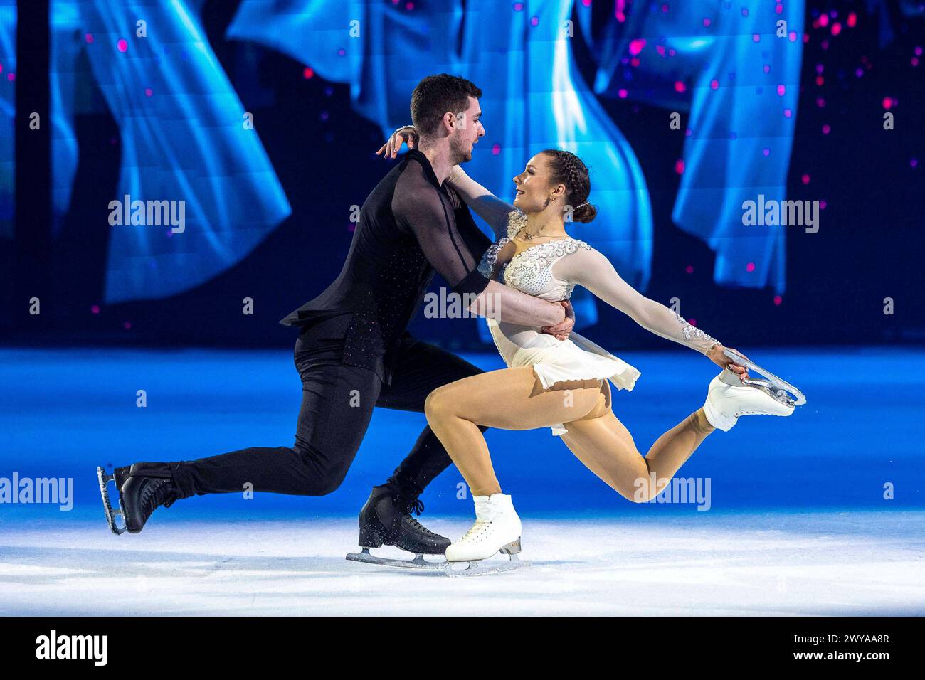 Annika Hocke und Robert Kunkel in der Holiday on Ice Show No Limits in ...