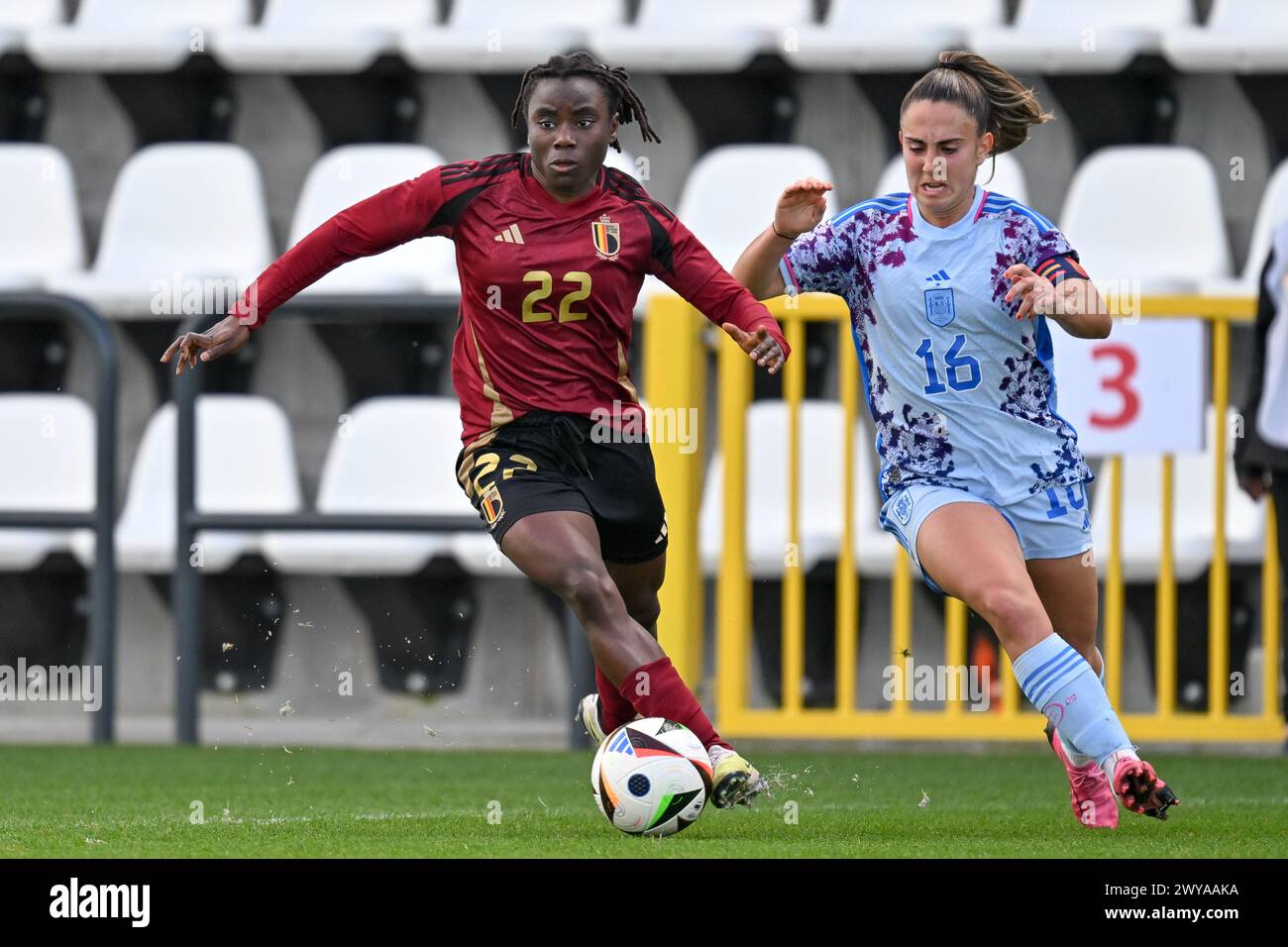 Welma Fon (22) of Belgium and Itziar Pinillos Moreno (16) of Spain ...