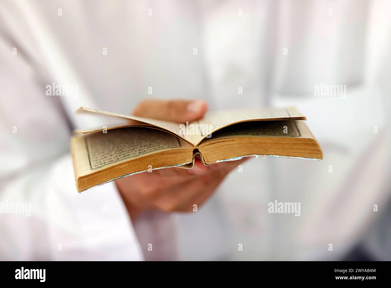 Islams holy book hi-res stock photography and images - Alamy