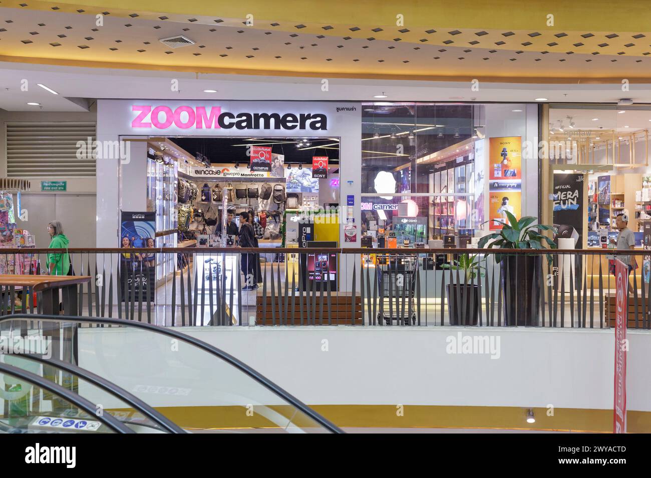 Camera shop front hi-res stock photography and images - Alamy
