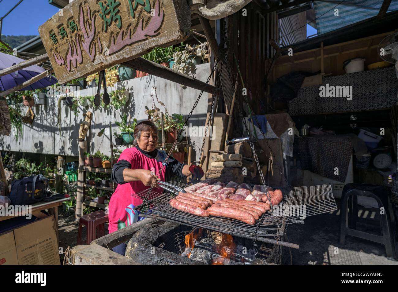 Small street food vendor hi-res stock photography and images - Alamy