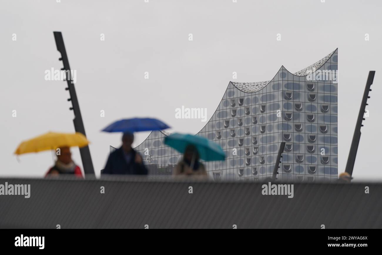 Hamburg, Germany. 05th Apr, 2024. Passers-by walk in the pouring rain ...