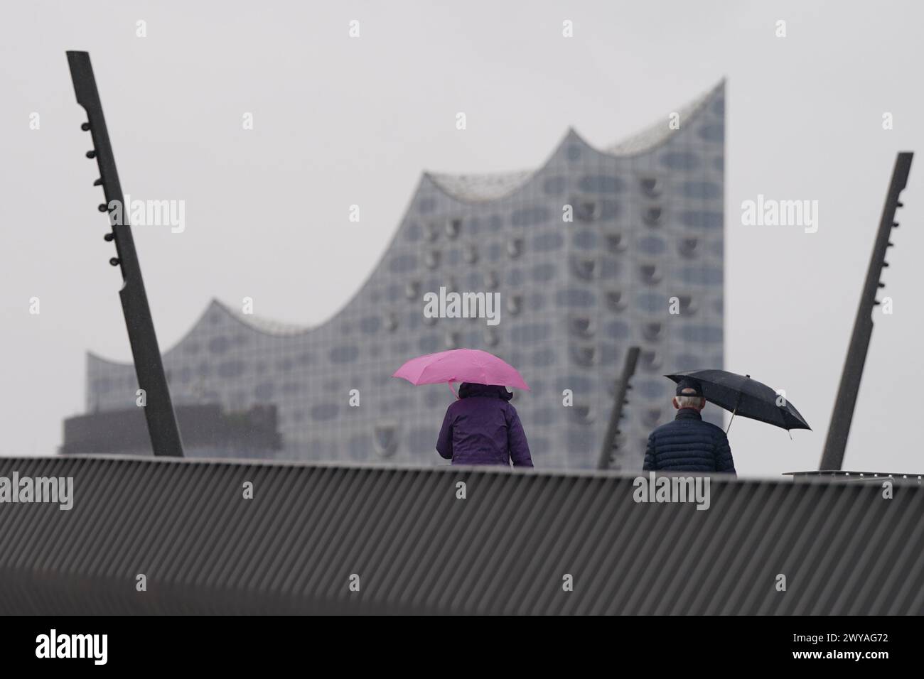Hamburg, Germany. 05th Apr, 2024. Passers-by walk in the pouring rain ...