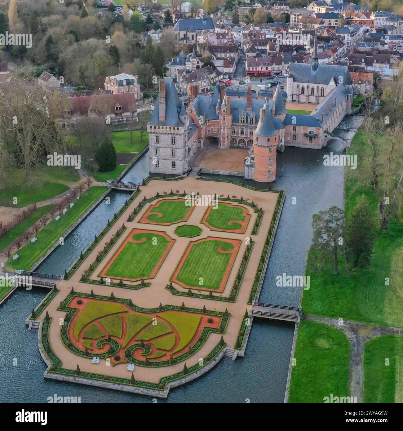 Luftbild Schloss Chateau de Maintenon am Fluss Eure, Departement Eure ...