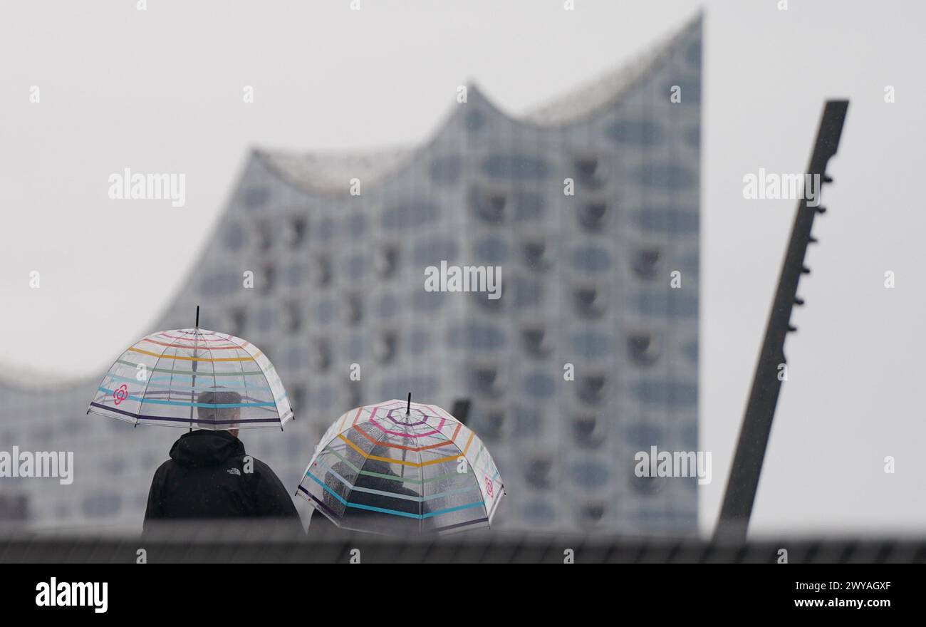 Hamburg, Germany. 05th Apr, 2024. Passers-by walk in the pouring rain ...