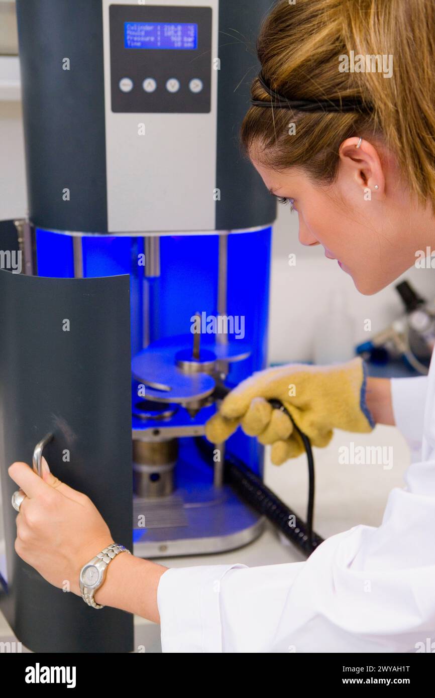 Piston injection molding hi-res stock photography and images - Alamy